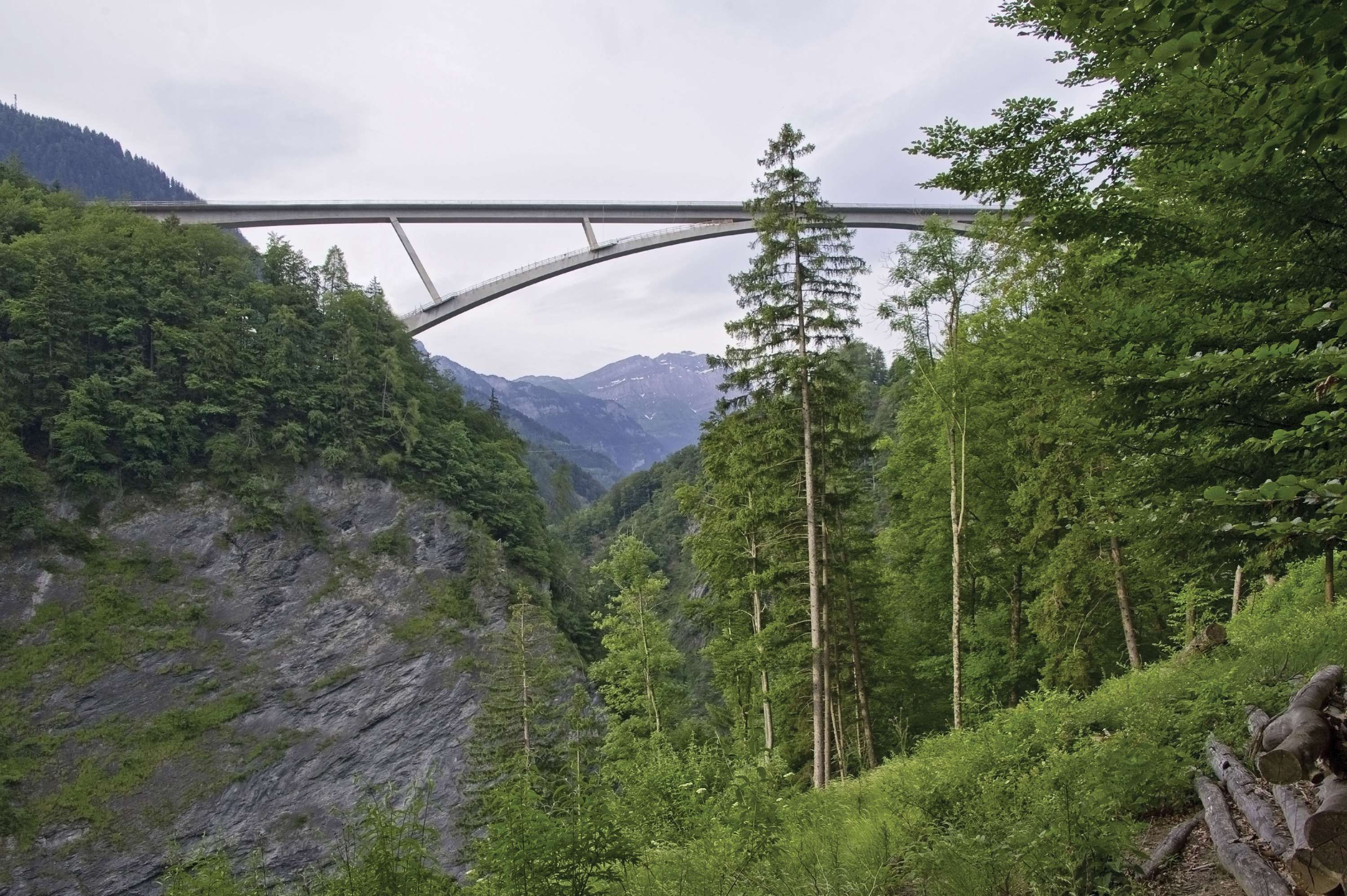 After 4 years of construction, the largest arch bridge in Switzerland ...
